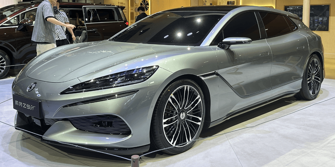 Kinesiska elbilstillverkaren trotsar EU-tullar – satsar på lyx - Dagens PS