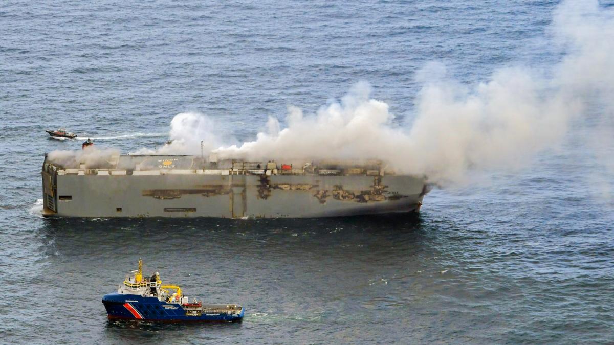 Elbil fattade eld på fartyg: 3 000 bilar upp i lågor - Dagens PS